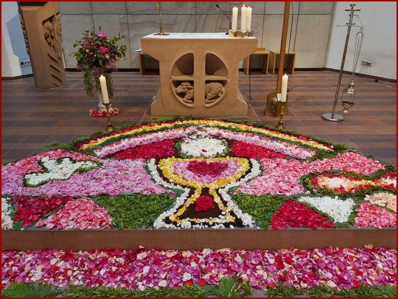 Blumenteppich an Fronleichnam • Guter Hirte